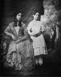 Այս մայրն ու դուստրը հագնվել են կրինոլինով և օղակներով իրենց 1846 թվականի դագերոտիպի համար: