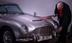 El Aston Martin DB5 conducido por James Bond en la película
