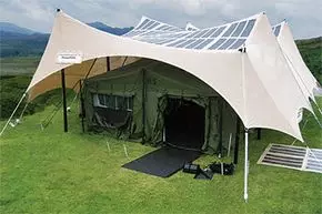 Un PowerShade de 2 kW fabriqué par PowerFilm. A noter les panneaux photovoltaïques en silicium amorphe de l'abri intégrés directement dans la toile de l'abri. Une structure pourrait produire environ 10 kW par jour.