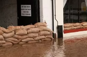 Homokzsákok, amelyek megvédenek egy üzletet az árvíztől Angliában.