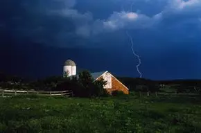Stuhitë që rrotulloheshin mbi fushat e Minesotës si kjo, tërhoqën Jensen dhe Hoadley në ndjekjen e tyre.