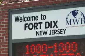 Sinjal ta’ merħba joqgħod fid-daħla tal-bażi militari ta’ Fort Dix fi New Jersey.