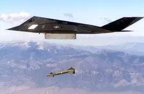 O se F-117 Nighthawk o loʻo faʻaogaina lana sini ma paʻu i lalo se bunker buster i le taimi o se suʻega misiona i Hill Air Force Base, Iuta.