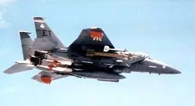 Vue air-air de la bombe à cible dure GBU-28 sur un F-15E Eagle