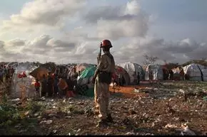 En somalisk soldat ser på en leir for mennesker som er fordrevet av hungersnød og tørke 19. august 2011 i Mogadishu, Somalia.