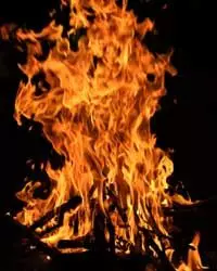 အဝတ်နဲ့ တွယ်ကပ်နေတဲ့ မီးပုံနံ့က မွှေးကြိုင်တဲ့ ရနံ့တစ်ခုပါ။ သို့သော် ထိုမီးပုံသည် တောမီးကို ဖြစ်စေသည်ဆိုလျှင်- ရှက်စရာ အနံ့နှင့်သာ အဆုံးသတ်သွားပေမည်။