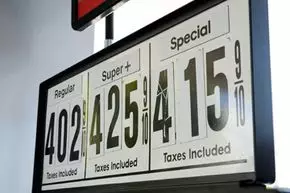 Ang mga gas pump sa isang istasyon ng gasolina ng Mobil sa New Haven, Conn., noong Mayo 20, 2008, ay sumasalamin sa tumataas na presyo ng gas.