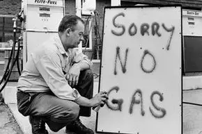 Noong Hunyo 1, 1973, nagpinta ng sign si Leon Mill spray sa labas ng kanyang istasyon ng Phillips 66 sa Perkasie, Pa., upang ipaalam sa kanyang mga customer na wala na siyang gas.