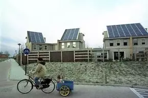Հոլանդական Ամերսֆորտ քաղաքում գտնվող այս էկոլոգիապես մաքուր բնակարանային համայնքը ցուցադրում է արևային տեխնոլոգիաների մի մասը, որը կարող է սնուցել միկրոցանցը: