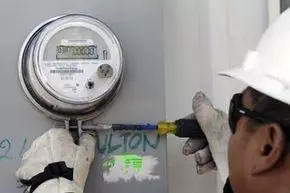 Pracovník veřejných služeb v Houstonu v Texasu instaluje inteligentní měřič pro CenterPoint Energy 5. června 2009. Energetická společnost, která obsluhuje 2,2 milionů zákazníků v metropolitní oblasti, očekává, že utratí 1 miliardu dolarů za technologii inteligentních sítí.
