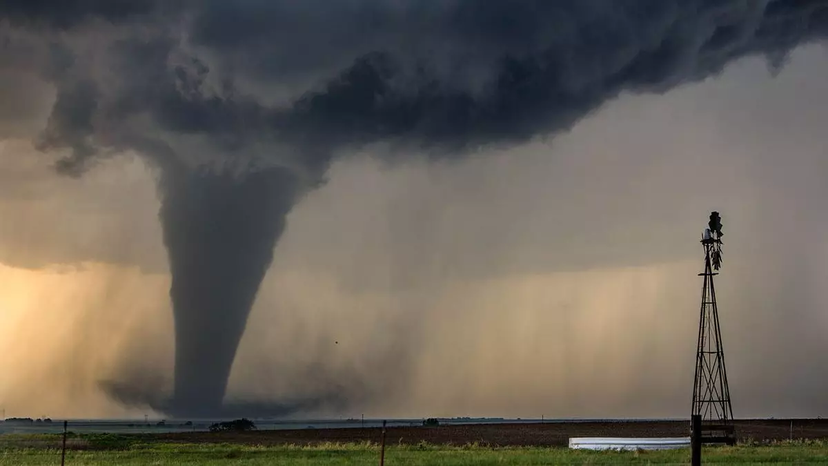 Vad är skillnaden mellan en tornadoklocka och en varning?