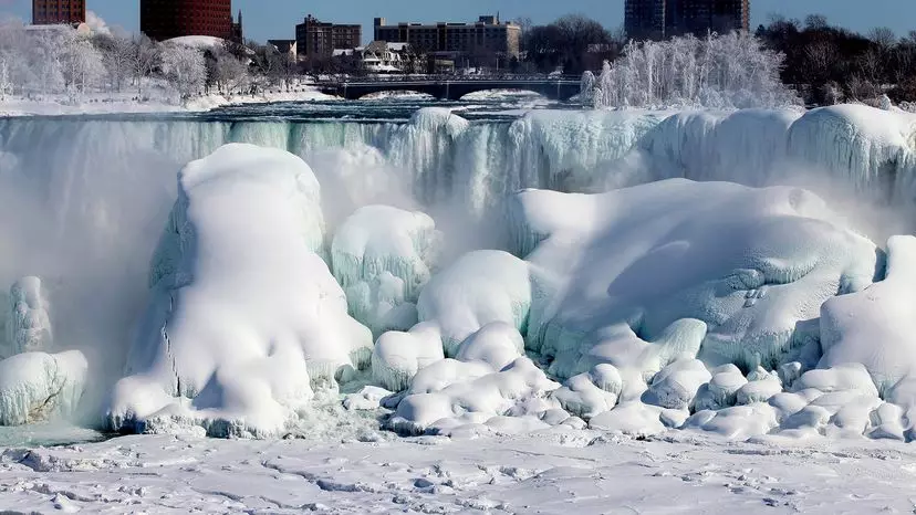 замрзнат водопад