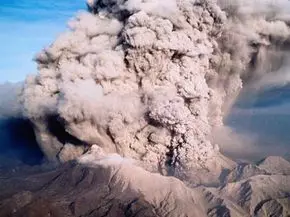 Вбризгување на аеросоли што расфрлаат светлина во атмосферата би можело да ја излади планетата, а тоа всушност се случило и порано кога планината Пинатубо еруптирала во 1991 година.