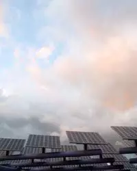플라잉 디스크는 지구와 태양 사이에 큰 구름을 형성하여 햇빛을 차단할 수 있지만 동시에 태양광 발전을 감소시킬 수도 있습니다.