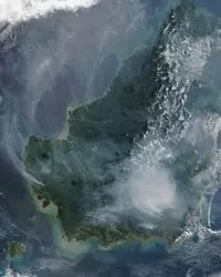 طیف رادیومتر تصویربرداری با وضوح متوسط در ماهواره Terra تصاویری از آتش سوزی در بورنئو را ثبت کرد.