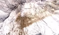 رصدخانه زمین تصاویری مانند این را ارائه می دهد، ستونی از آتشفشان شیولوچ.
