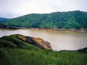 Más de una semana después de su erupción, el lago Nyos ha perdido su tono azul y se ha vuelto marrón. También puede ver el daño a la vegetación causado por la marejada que siguió a la aparición de la nube de gas tóxico.