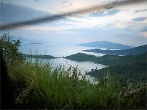 ¿Candidato a otro lago en explosión? El lago Kivu, visto aquí al anochecer el 3 de octubre de 2006, en Goma, República Democrática del Congo, tiene una fuga de CO2 del magma que se encuentra debajo y es muy profundo.