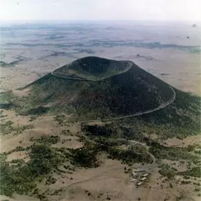 Monumento Nacional Volcán Capulin, Nuevo México. La montaña Capulin, un enorme cono de ceniza que entró en erupción hace miles de años, se eleva 305 metros (1000 pies) sobre su base.