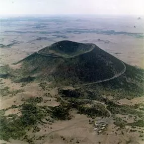 Monumen Nasional Gunung Api Capulin, New Mexico. Gunung Capulin, kerucut cinder besar yang meletus ribuan tahun yang lalu, menjulang setinggi 1.000 kaki (305 meter) di atas dasarnya.