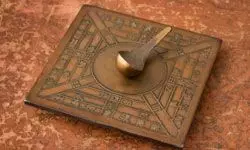 Пример за најраниот кинески компас, кој се користи за читање на судбината на една личност, а не за извлекување од шумата.