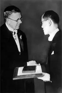 Dr. Hideki Yukawa, katuhu, narima Hadiah Nobel pikeun fisika di Stockholm ti harita Putra Mahkota Gustaf Adolf ti Swédia 10 Désémber 1949, pikeun postulasi na on meson.