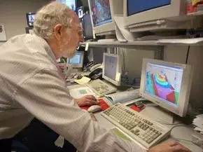 Meteorolog iz Nacionalnog centra za uragane (NHC) vodi računalni model olujnog udara na dijelu obale Louisiane u listopadu 2002.