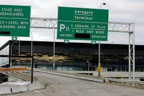 Der kostspielige Flughafen Montreal-Mirabel in Quebec wurde 1975 eröffnet und 2004 wegen Kundenmangels geschlossen. Im Mai 2014 kündigte der Flughafenchef von Montreal den Abriss an.