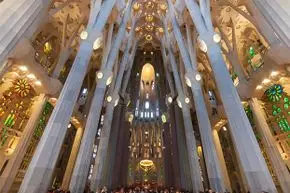 Belső pillantás a barcelonai Sagrada Familia katedrálisra; az oldal népszerű turisztikai célpont.