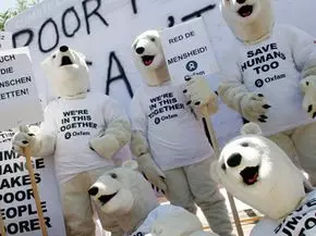 פעילים סביבתיים מפגינים למען תקנות פליטות מחמירות בכנס שלאחר קיוטו בבאלי.
