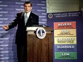 Der erste Heimatschutzminister Tom Ridge enthüllt am 12. März 2002 in Washington, D.C. ein farbkodiertes Terrorwarnsystem.