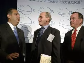 Dr Richard Sandor (C) rozmawia z amerykańskim sekretarzem ds. energii i burmistrzem Chicago wkrótce po tym, jak CCX przeprowadziło pierwszą aukcję uprawnień do emisji.