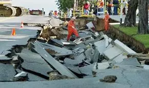 Eine kaputte Wasserleitung hat im Dezember 2002 einen Teil der Straße in Los Angeles zum Einsturz gebracht. Erdfälle, die durch Wasser verursacht wurden, das die Straßenfundamente erodiert, sind ein großes Problem in Los Angeles.