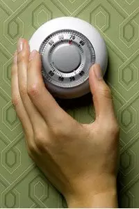 Kung nakatira ka sa isang matalinong bahay, hindi mo na kailangang i-down ang thermostat para makatipid ng enerhiya -- gagawin ito ng bahay para sa iyo.