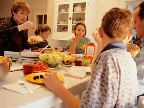 Untersuchungen deuten darauf hin, dass Menschen eher zu Hause essen, wenn Benzin teuer ist.