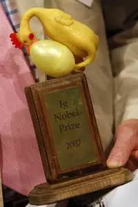 Un receptor orgullós (o almenys tolerant) branda un premi Ig Nobel 2007.