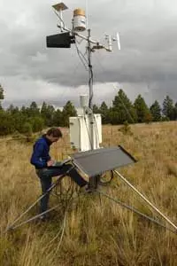 Zinātnieks pārbauda vietējos apstākļus meteoroloģiskā stacijā Arizonā.