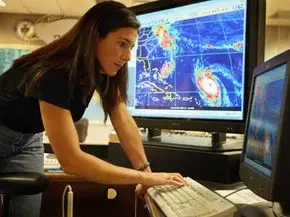 Un météorologue du National Hurricane Tracking Center de Miami étudie les mouvements d'un puissant système de tempête dans le but de prévoir ses mouvements.