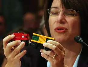 JAV senatorė Amy Klobuchar, D-Minn., laiko žaislinį traukinį su švino dažais, kaip ji liudija 2007 m. Kongrese. JAV įstatymų leidėjai apšaukė aukščiausius Amerikos žaislų įmonių vadovus po gaminių saugos problemų, susijusių su milijonais Kinijoje pagamintų žaislų.