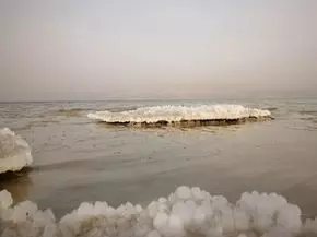 Крышталі солі на беразе Мёртвага мора сведчаць аб паніжэнні ўзроўню вады.