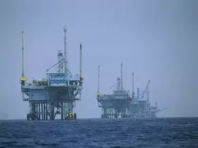 Plates-formes pétrolières dans la brume du canal de Santa Barbara en Californie