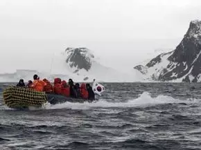 Un bateau transporte des délégués de l'ONU de Corée du Sud vers l'Antarctique en novembre 2007. La visite est venue en réponse aux défis du traité de 1959 visant à conjurer les revendications territoriales sur le continent.