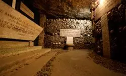 Catacombs of Paris mengandungi berjuta-juta tulang manusia yang telah dikeluarkan dari tanah perkuburan di bandar itu pada abad ke-18 dan ke-19.