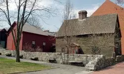 Salem Witch Trials හි අහිංසක වින්දිතයින් වෙනුවෙන් කැප වූ Witch Trials Memorial, ඔබට මෙම සියවස් ගණනක් පැරණි නගරය හරහා ගත හැකි හොල්මන් චාරිකා කිහිපයක කොටසක් පමණි.