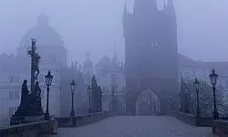 I-haunted Charles Bridge inyamalala kwinkungu. Ngaba uyafuna ukuyiwela?