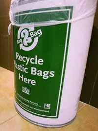 Banyak kedai menawarkan tong sampah untuk mengitar semula beg plastik lama dengan betul.