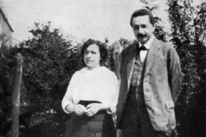 El tiña 17 anos e ela case 21, pero a pesar da diferenza de idade e experiencia mundial, Albert Einstein e Mileva Marić namoráronse moito. Os dous aparecen aquí representados o 1 de xaneiro de 1905.