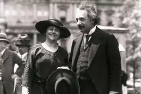 E aquí está Einstein coa súa segunda esposa (e curmá) Elsa o 1 de abril de 1921. Os dous casaron o 2 de xuño de 1919.