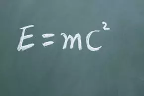 Si, 1905 foi o ano no que E = mc2 tamén apareceu en escena.
