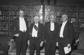 Einstein e tres dos seus compañeiros do Premio Nobel, incluíndo (de esquerda a dereita) Sinclair Lewis, Frank Kellogg, Einstein e Irving Langmuir. Os catro, xunto con outros, reuníronse para unha celebración formal no 100 aniversario do nacemento de Alfred Nobel en 1933.